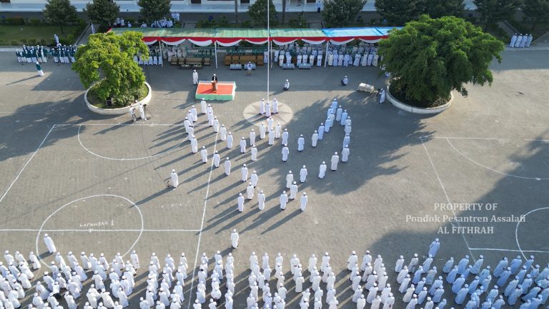 Upacara Bendera Al Fithrah Surabaya: Formasi Garuda - Pon. Pes ...